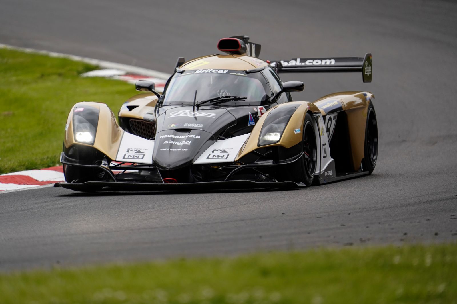 Global sim-racing superstar Jimmy Broadbent returns with Praga for 2022